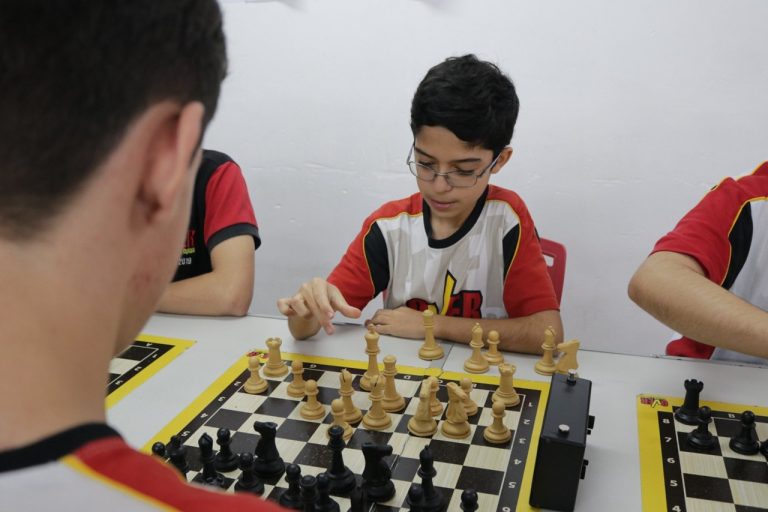 A importância do xadrez na escola - Over Colégio e Curso